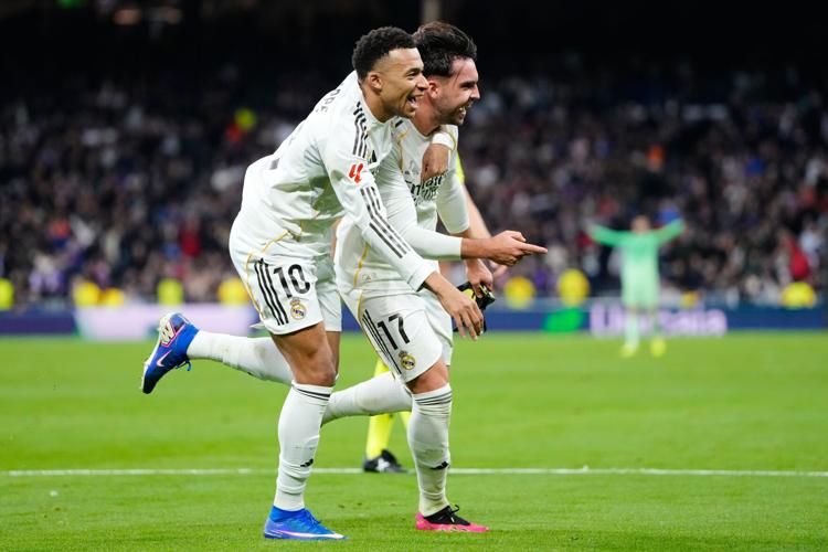 Mbappé defends Vinícius after boos by Real Madrid fans in Spanish ...