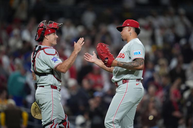 Phillies C Realmuto exits loss vs. Dodgers with left wrist contusion ...