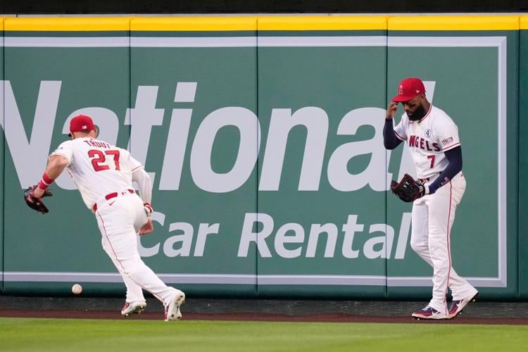 Angels outfielder Jo Adell misplays flyball into home run off his head ...