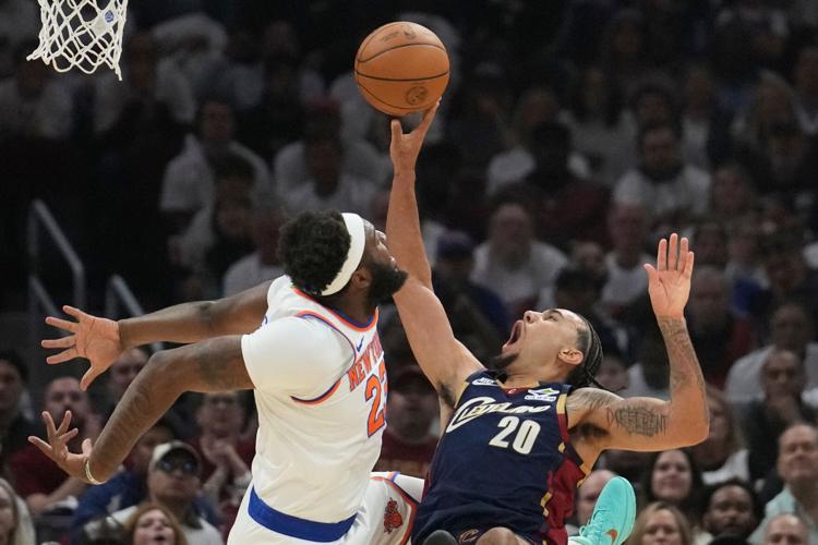 Knicks center Mitchell Robinson has a broken right pinkie finger, AP ...