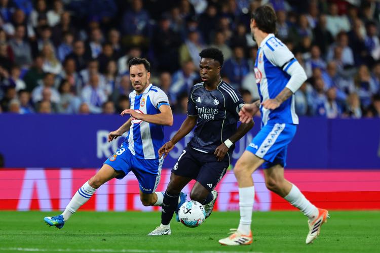 Vinícius scores twice as Real Madrid's victory keeps Barcelona waiting ...