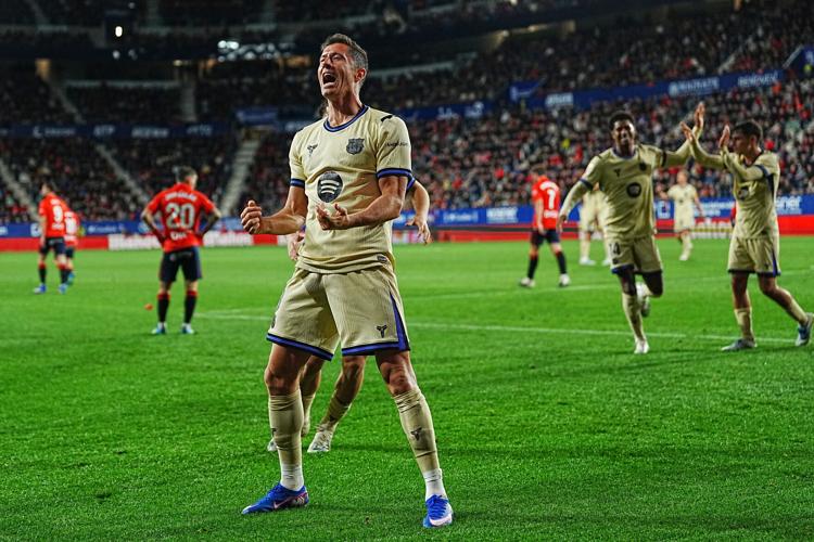 Vinícius scores twice as Real Madrid's victory keeps Barcelona waiting ...