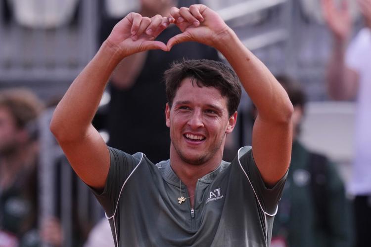 Smoke and coffee fire up Darderi for after-midnight win at Italian Open ...