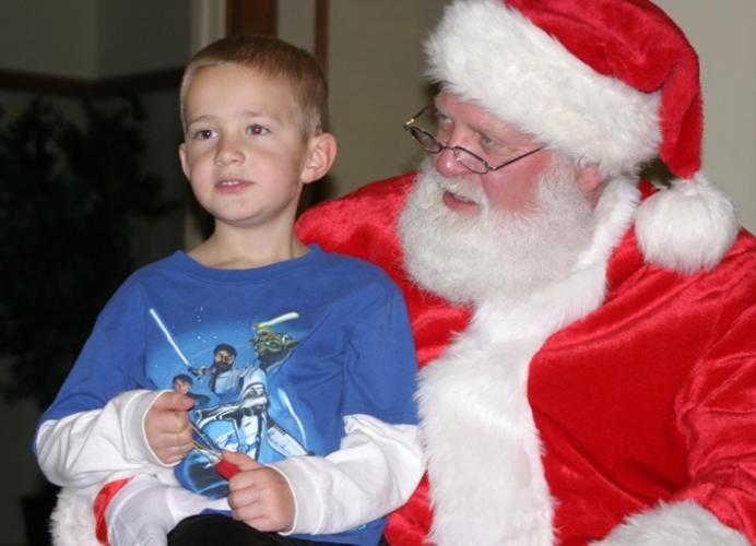 Santa spreads holiday cheer | News | cpioneer.com