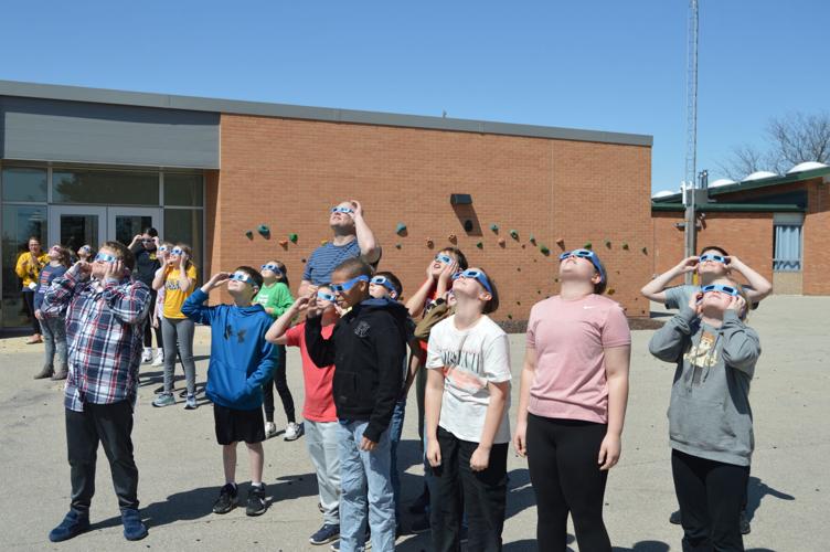 Students amazed by solar eclipse | News | cpioneer.com