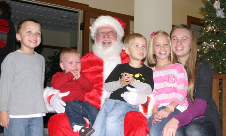 Santa spreads holiday cheer | News | cpioneer.com