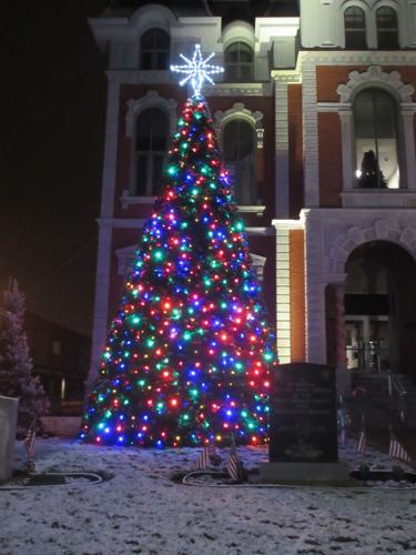 Courthouse tree set up | Local News | crescent-news.com