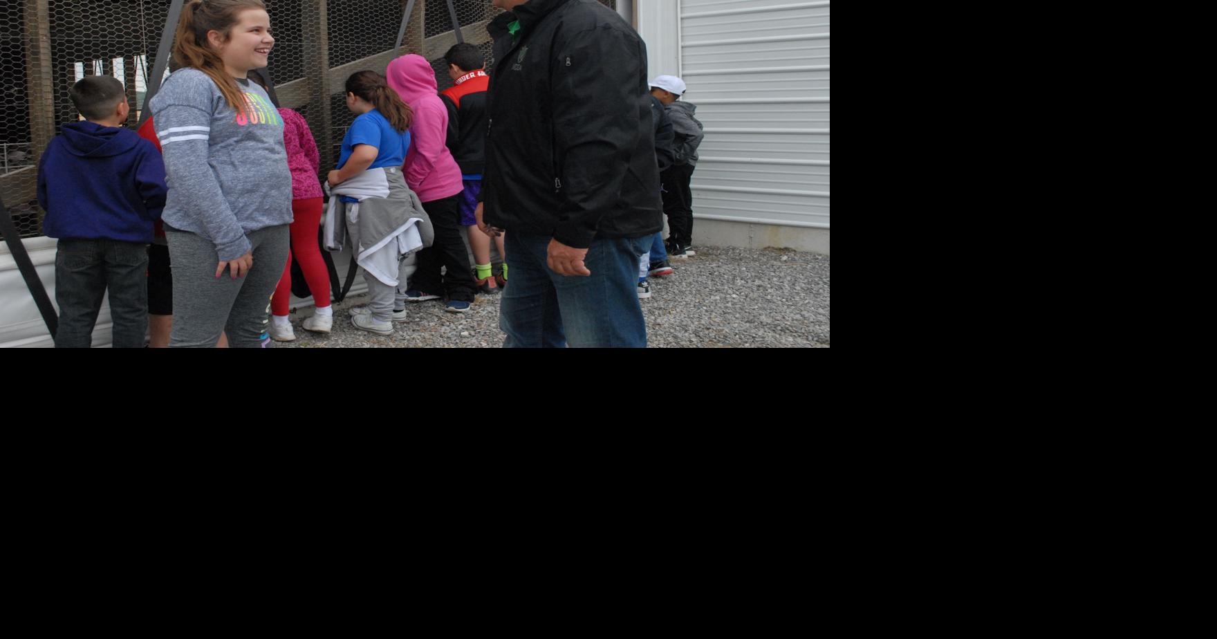 Defiance Elementary third graders take trip to pig farm | Local News ...