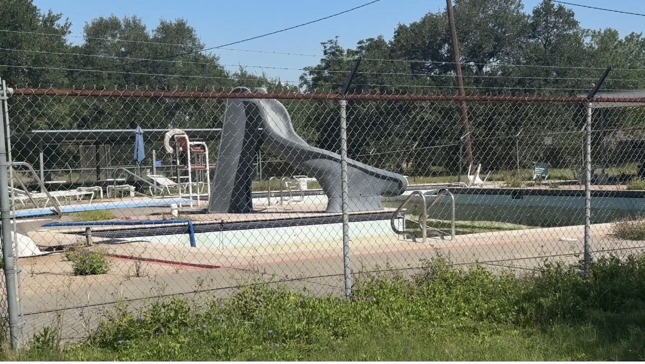 Oak Hill pool water causes road splash at Victoria intersection | News ...