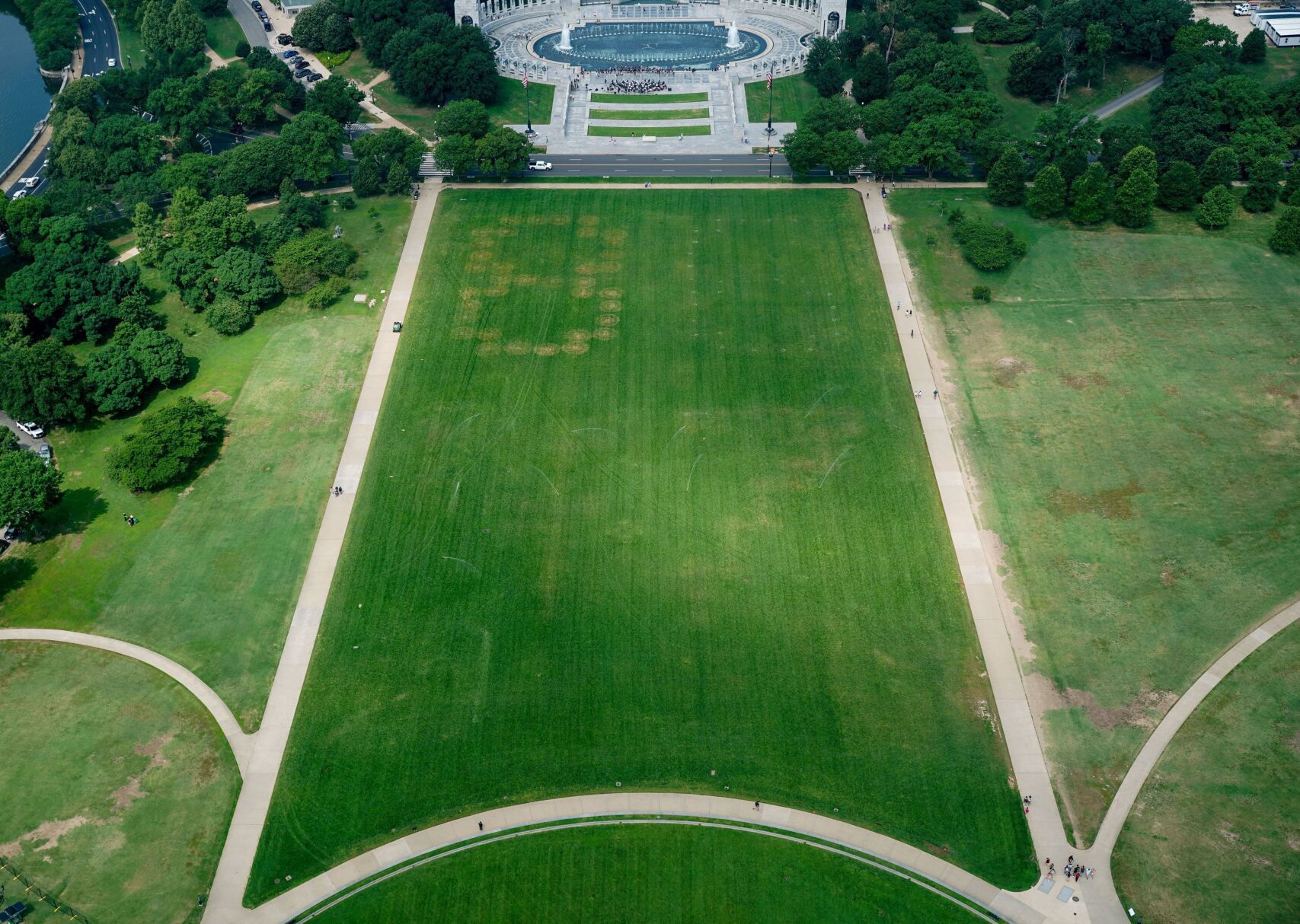 Huge ‘8647’ etched into grass on the National Mall, aerial images show ...