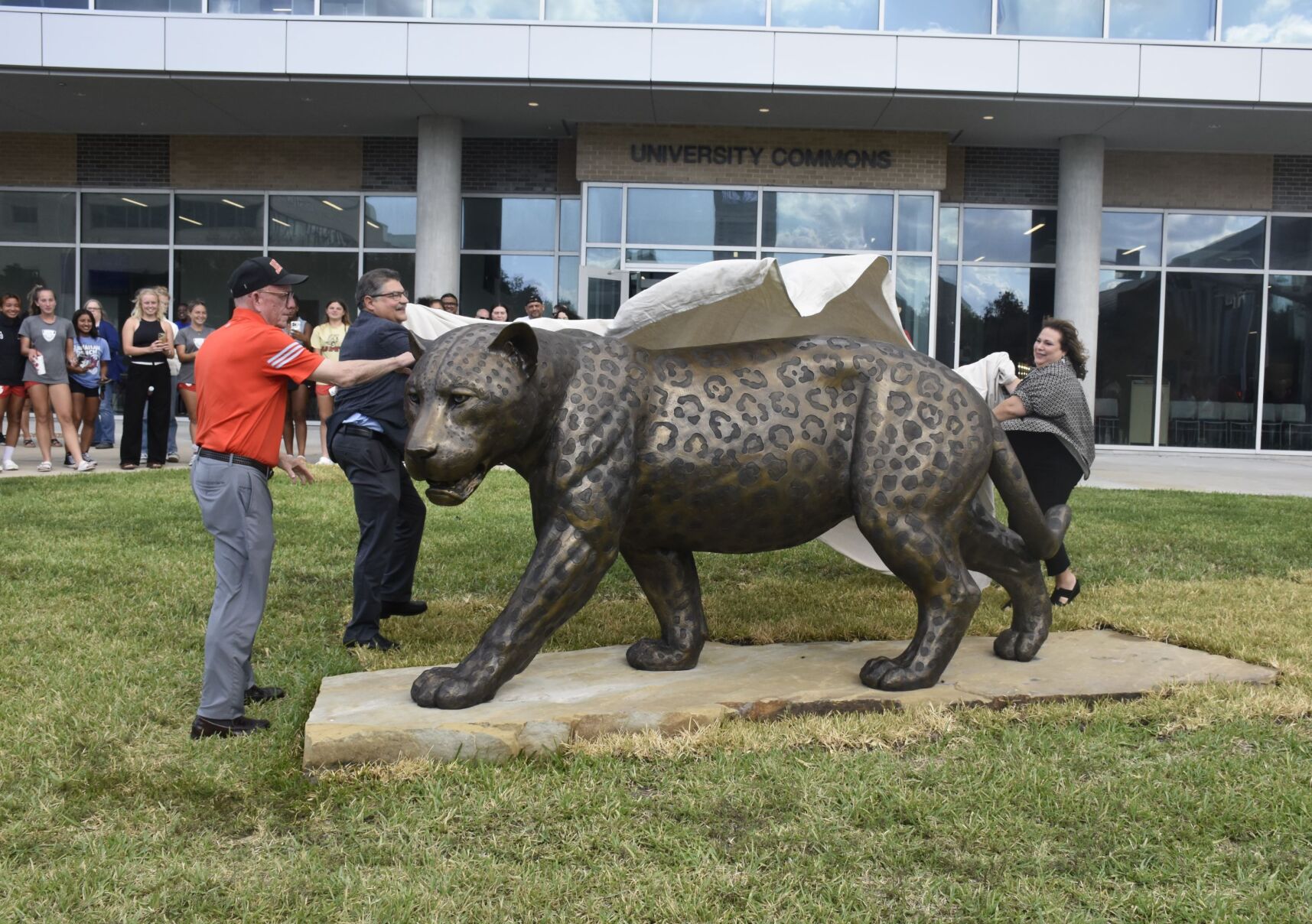 New bronze jaguar statue unveiled at UHV campus | News | crossroadstoday.com