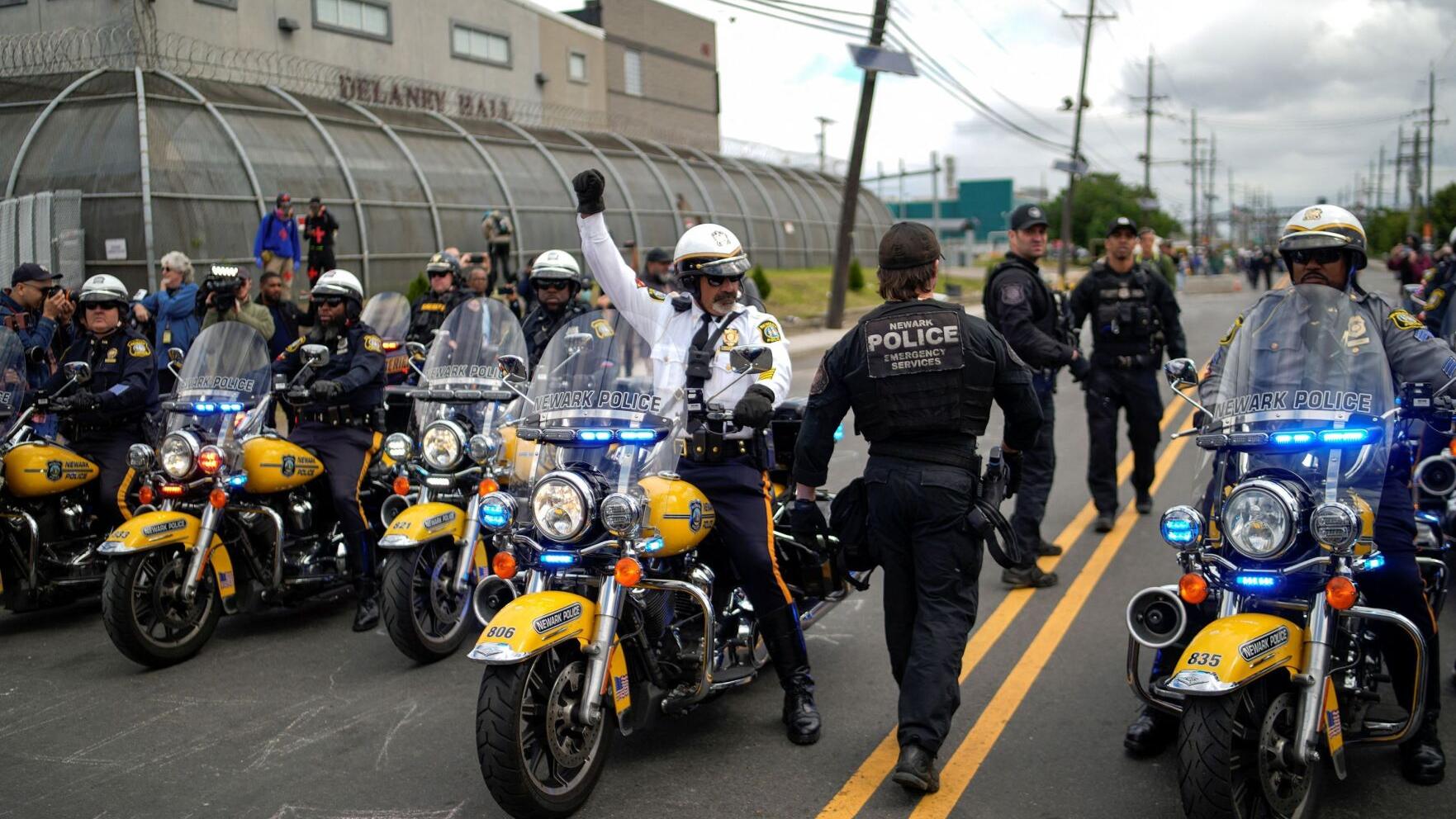 Heavy police response as ICE supporters and protesters face off outside ...