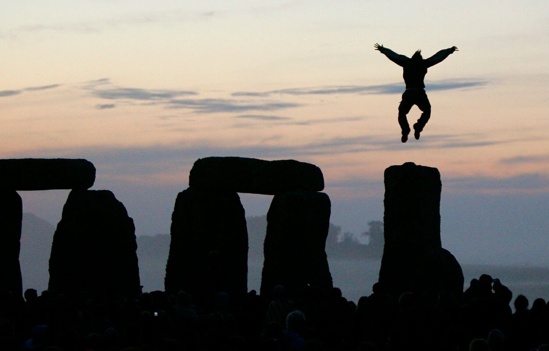 Thousands greet sunrise on winter solstice at Stonehenge | Shareable ...