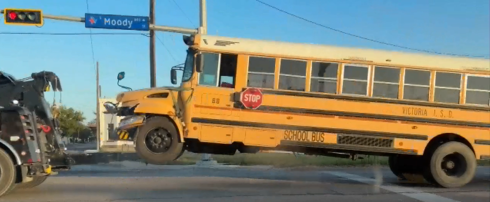 Four-vehicle crash involves Victoria ISD bus | News | crossroadstoday.com
