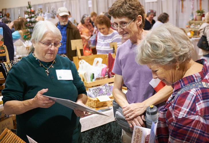 Mistletoe Show brings holiday cheer to Knobbs Creek | | dailyadvance.com