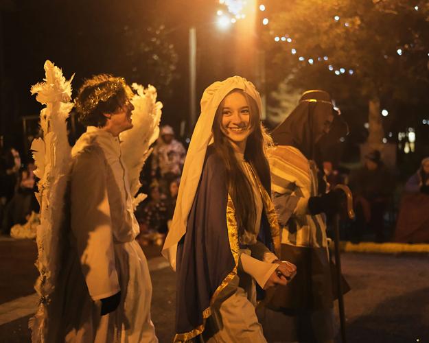Thousands line Ehringhaus, downtown streets to watch Christmas Parade ...