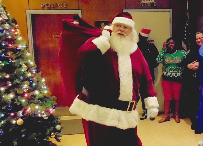 Santa Cops spread Christmas joy: Police help local family | Local News ...