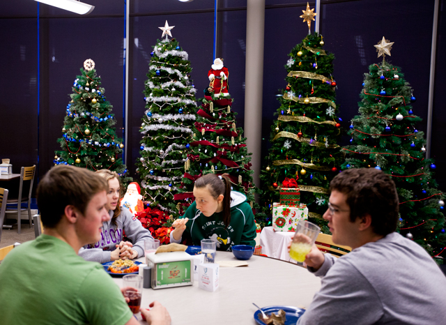 UNL dining halls create homey feel with holiday décor | News ...