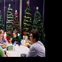 UNL dining halls create homey feel with holiday décor | News ...