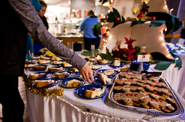 UNL dining halls create homey feel with holiday décor | News ...