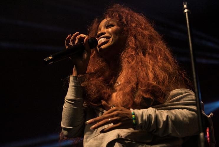 REVIEW: Despite technical difficulties, SZA delivers raw, sassy show ...