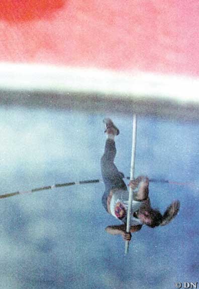 Pole vault allows chance to soar high | | dailynebraskan.com