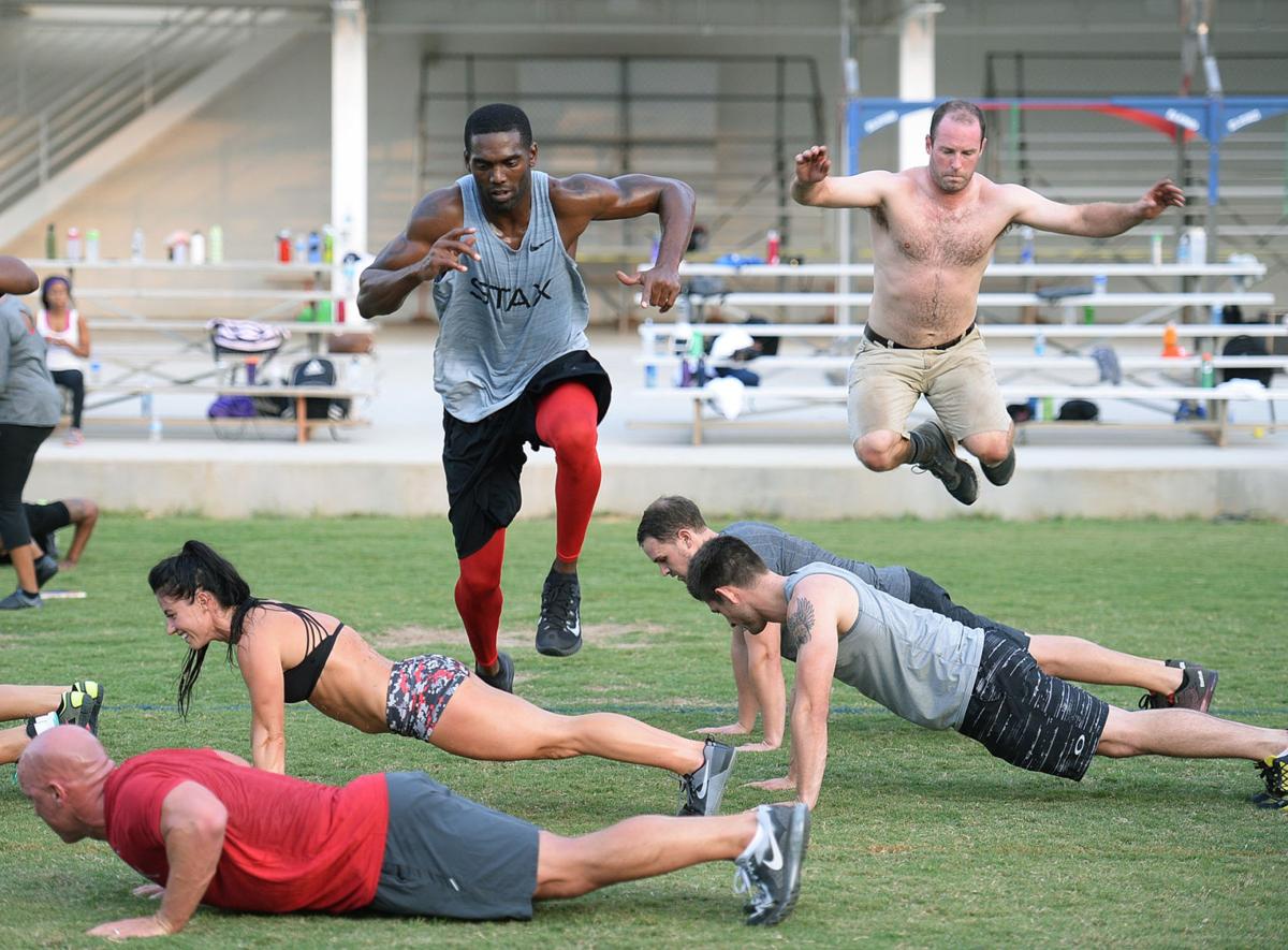 Health: NFL's Moss leads boot camp workouts
