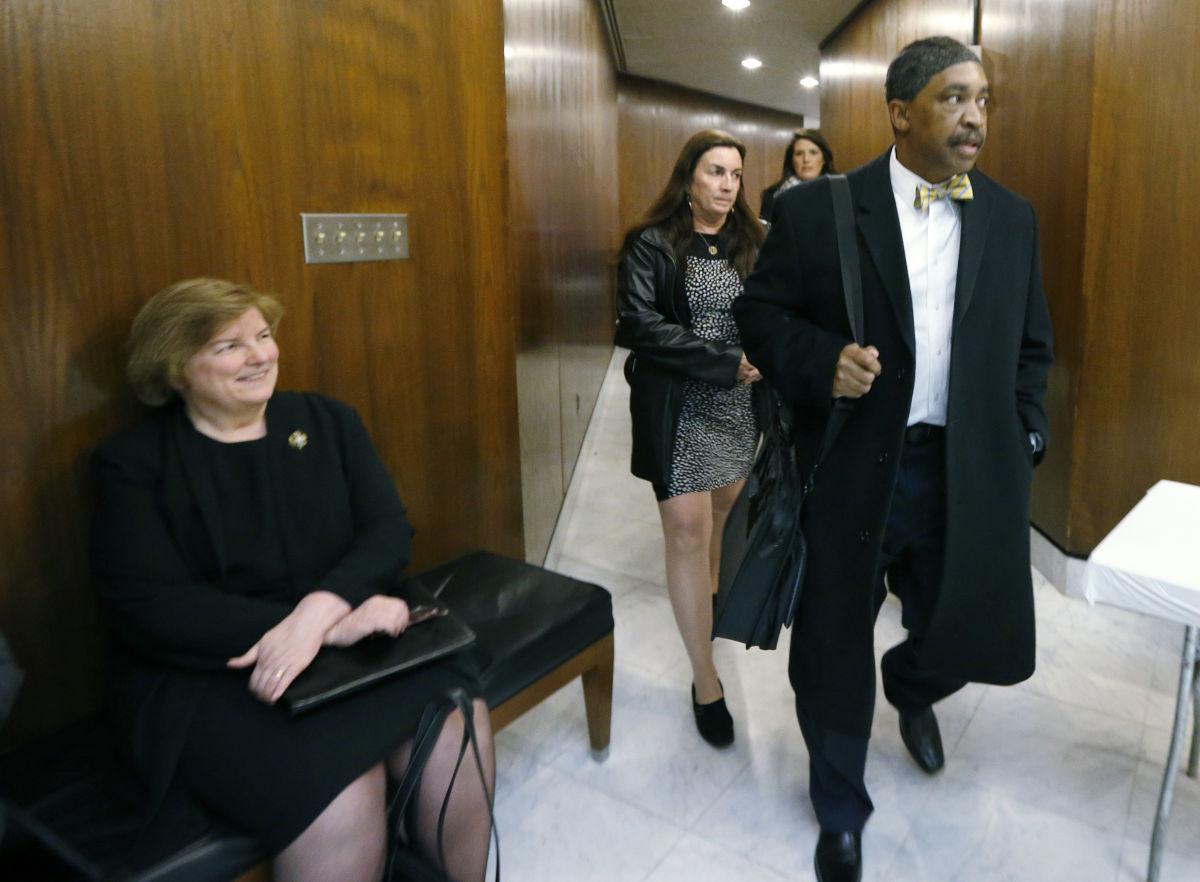 Democratic senator changes mind, will vote for McAuliffe's court pick