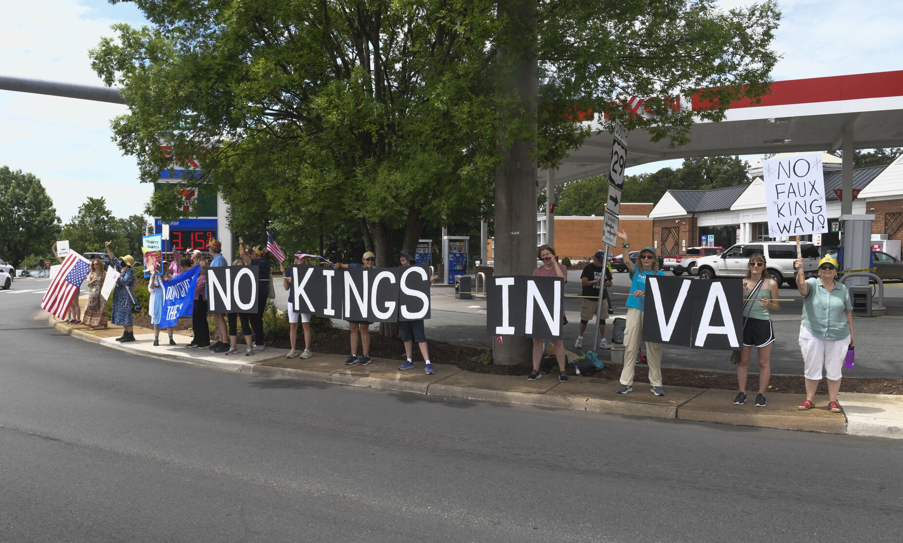 'No Kings': Hundreds of Charlottesville residents turn out to protest Trump