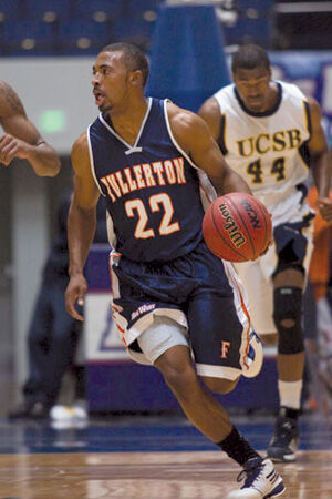 Blue beats White in Men’s Basketball Scrimmage | Sports | dailytitan.com