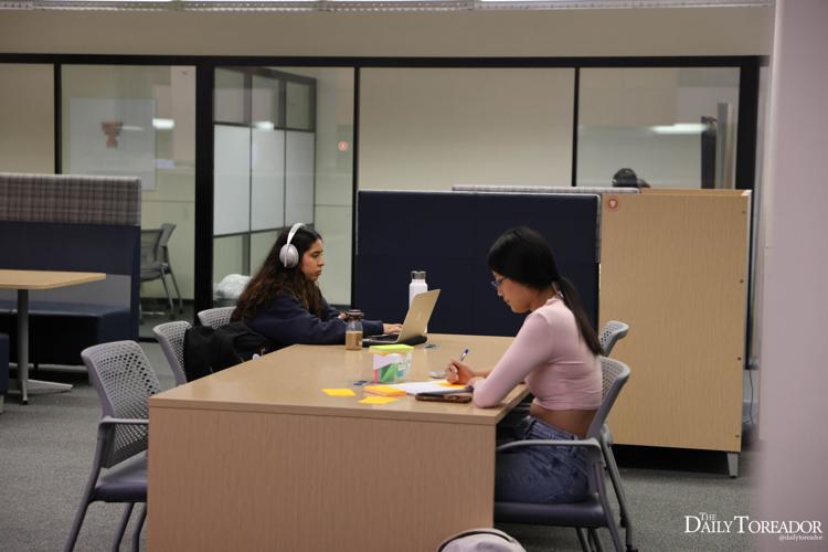 Texas Tech students focus in the quiet university library | Gallery ...