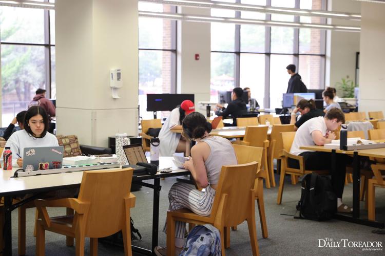 Texas Tech students focus in the quiet university library | Gallery ...