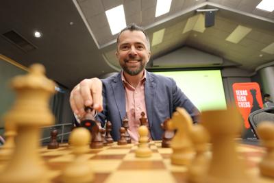 Chess Grandmaster trains next generation | La Vida | dailytoreador.com