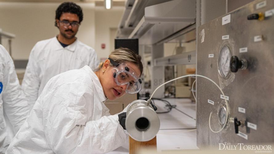 Reservoir Core Lab measures resistivity of salt water | Gallery | dailytoreador.com