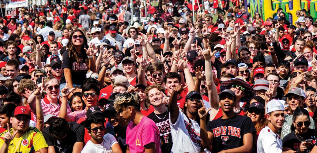Shaquille O'Neal performs at Raider Alley | Multimedia | dailytoreador.com