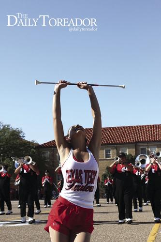 Goin' Band Fan performance and walk to the Jones AT&T Stadium ...