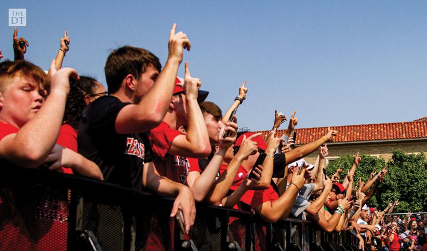 Shaquille O'Neal performs at Raider Alley | Multimedia | dailytoreador.com