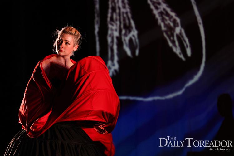 Locals gather at Allen Theatre for MOMIX performance | Gallery ...