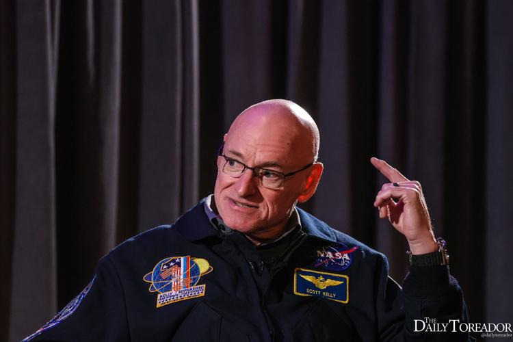 Captain Scott Kelly talks at Infinite Horizons event | Gallery ...