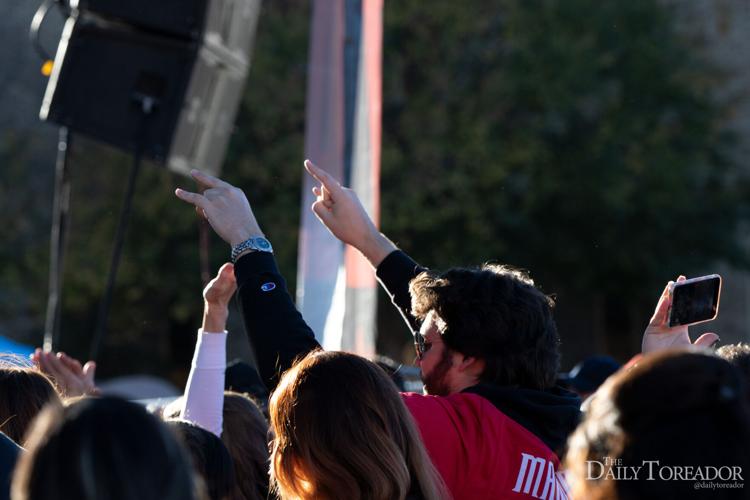 Students, Alumni watch Gin Blossoms at Raider Alley | Multimedia ...