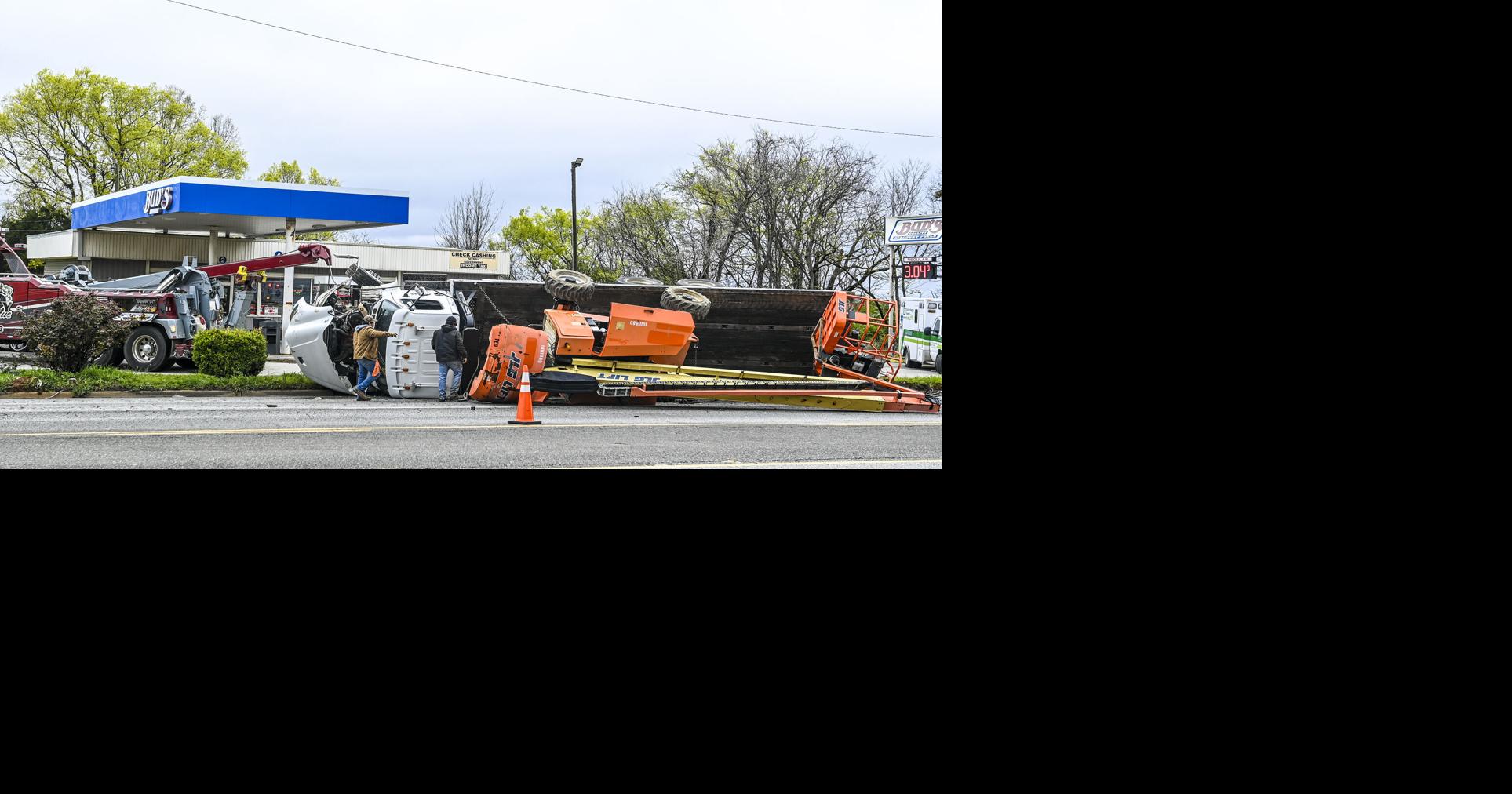 Wilson Street collision blocks lanes, causes injuries | Decatur ...