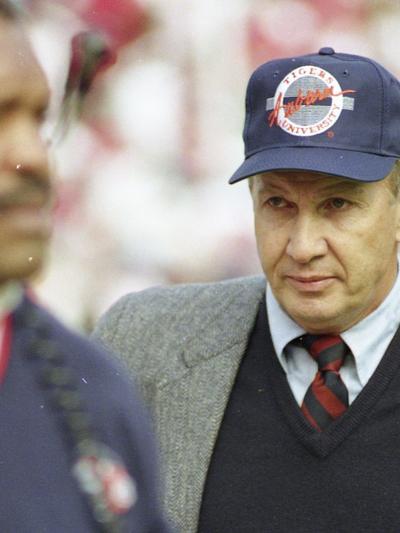 Pat Dye positive for virus, hospitalized | Auburn Sports | decaturdaily.com