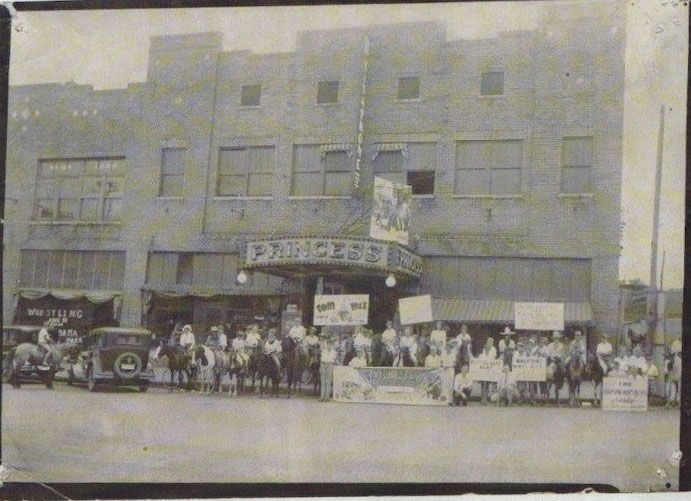 Movie theaters withstand the test of time | Local News | decaturdaily.com