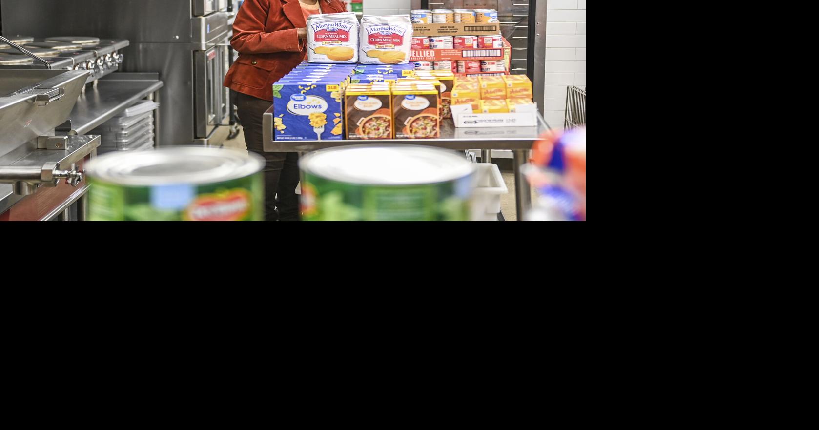 Volunteers take the blessing to others on Thanksgiving | Decatur ...