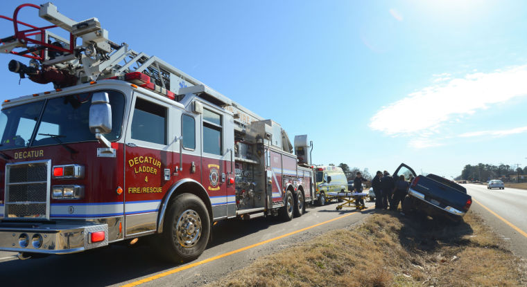 Wreck In Front of Calhoun Injures One | Gallery | decaturdaily.com