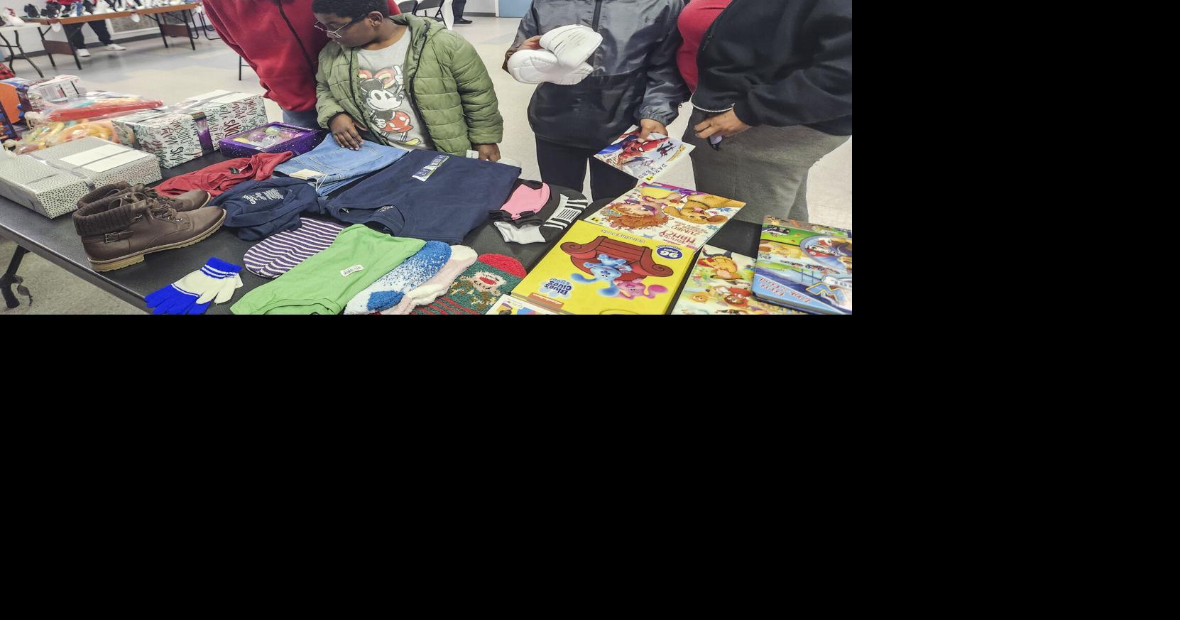 Former NFL player and Decatur High grad brings gifts to Decatur kids ...