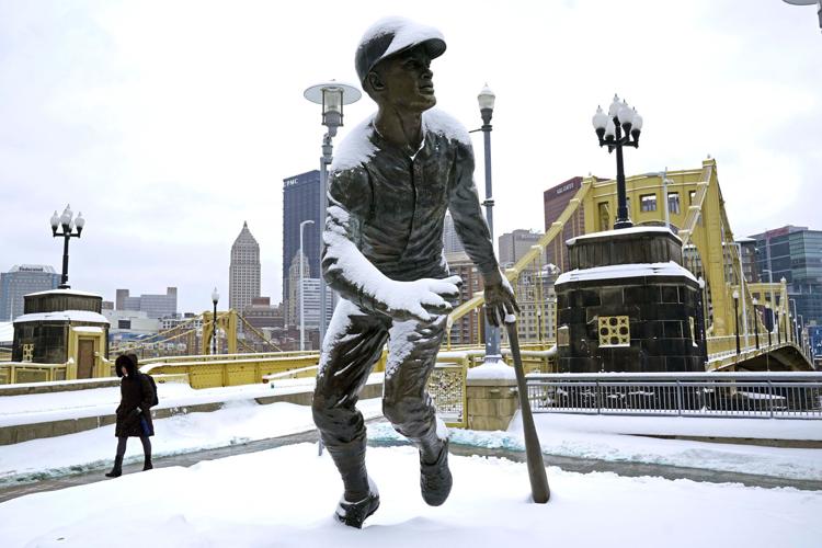 roberto clemente statue