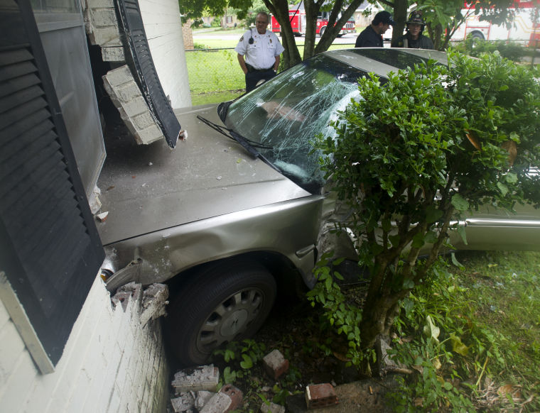 Car Hits House on Moulton St. | News | decaturdaily.com