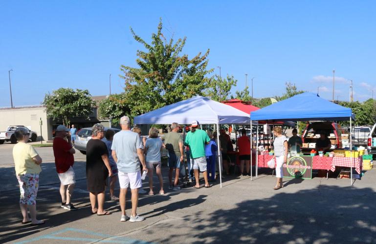 Business brisk at temporary farmers market | Decatur | decaturdaily.com