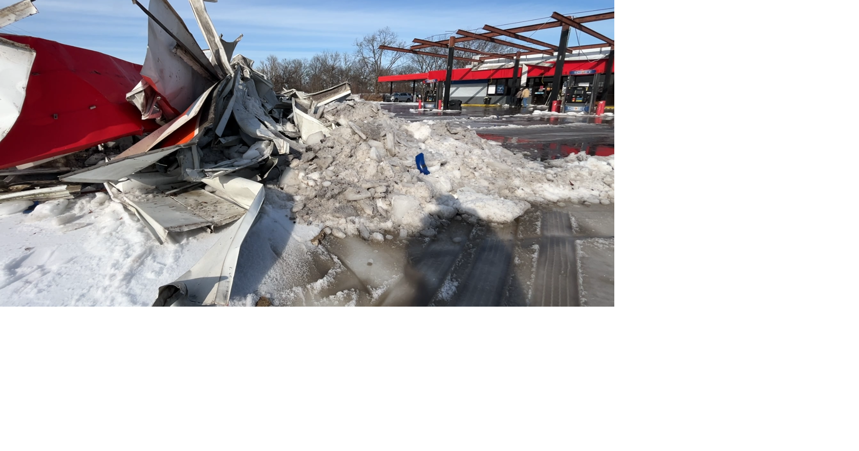 Roof collapse caused by ice injures at least 3 | News | deltanews.tv